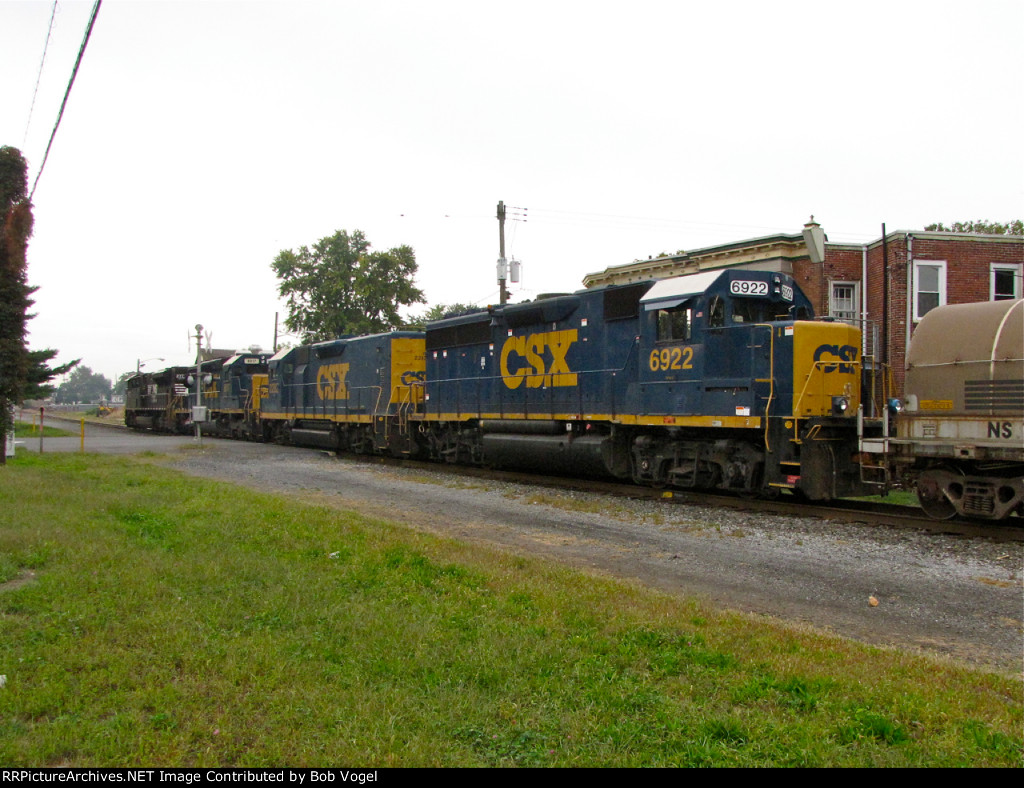 CSX 6922 and 2282